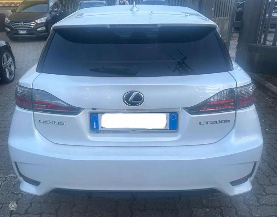 White Lexus CT 200h 2016 in Vilnius, with an engine capacity of 1.80 L and mileage of 175 thousand km for 12555 €, photo 4 on AUTOMOTO.COM.LV