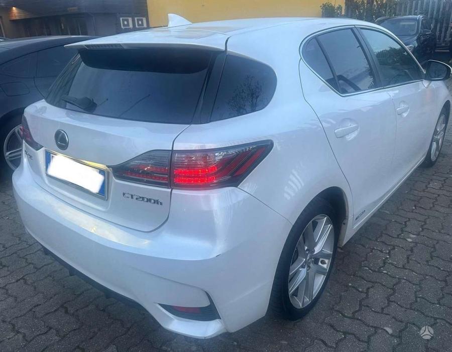 White Lexus CT 200h 2016 in Vilnius, with an engine capacity of 1.80 L and mileage of 175 thousand km for 12555 €, photo 5 on AUTOMOTO.COM.LV
