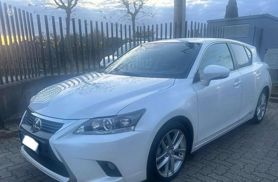 White Lexus CT 200h 2016 in Vilnius, with an engine capacity of 1.80 L and mileage of 175 thousand km for 12555 €, photo 6 on AUTOMOTO.COM.LV