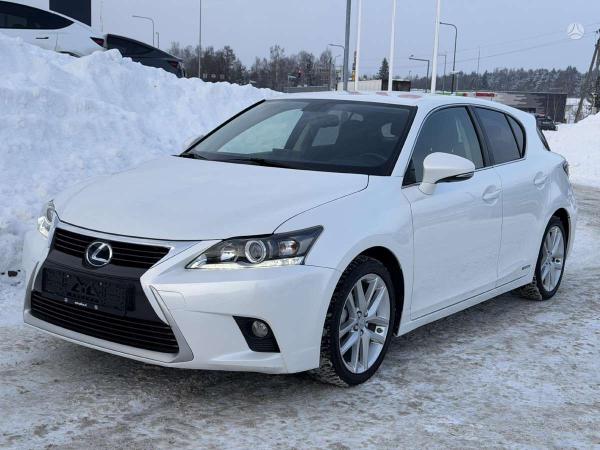 White Lexus CT 200h 2016 in Vilnius, with an engine capacity of 1.80 L and mileage of 175 thousand km for 12555 €, photo 2 on AUTOMOTO.COM.LV
