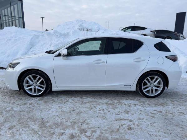 White Lexus CT 200h 2016 in Vilnius, with an engine capacity of 1.80 L and mileage of 175 thousand km for 12555 €, photo 3 on AUTOMOTO.COM.LV