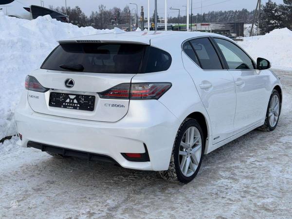White Lexus CT 200h 2016 in Vilnius, with an engine capacity of 1.80 L and mileage of 175 thousand km for 12555 €, photo 5 on AUTOMOTO.COM.LV