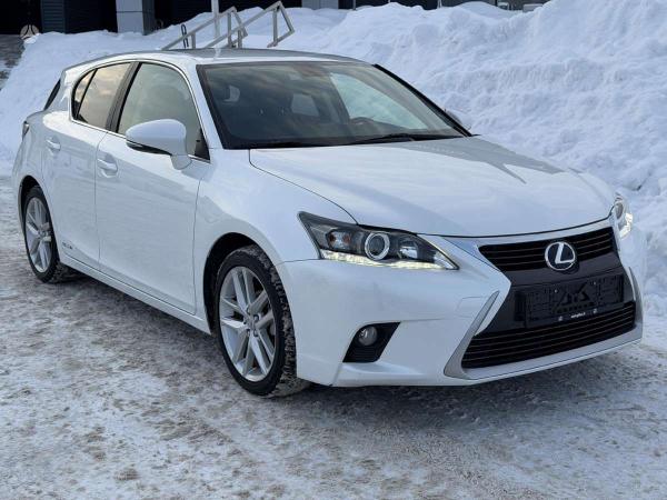 White Lexus CT 200h 2016 in Vilnius, with an engine capacity of 1.80 L and mileage of 175 thousand km for 12555 €, photo 7 on AUTOMOTO.COM.LV