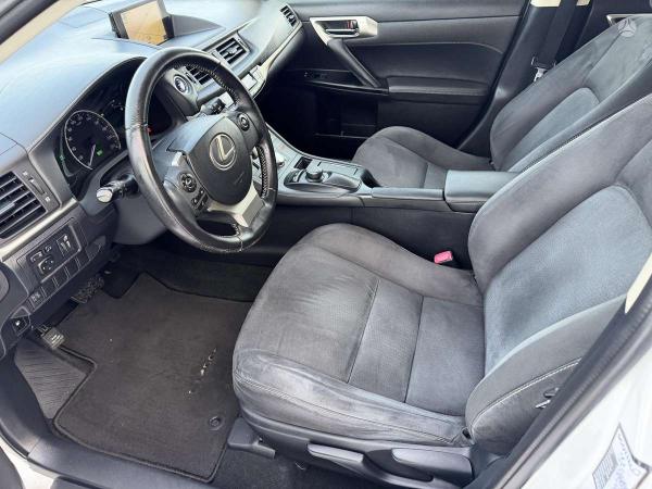 White Lexus CT 200h 2016 in Vilnius, with an engine capacity of 1.80 L and mileage of 175 thousand km for 12555 €, photo 11 on AUTOMOTO.COM.LV