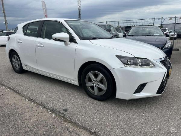 White Lexus CT 200h 2016 in Kaunas, with an engine capacity of 1.80 L and mileage of 183 thousand km for 9800 €, photo 4 on AUTOMOTO.COM.LV