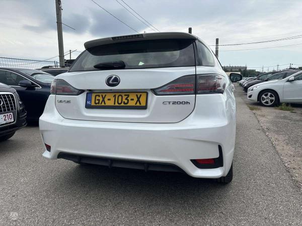 White Lexus CT 200h 2016 in Kaunas, with an engine capacity of 1.80 L and mileage of 183 thousand km for 9800 €, photo 8 on AUTOMOTO.COM.LV