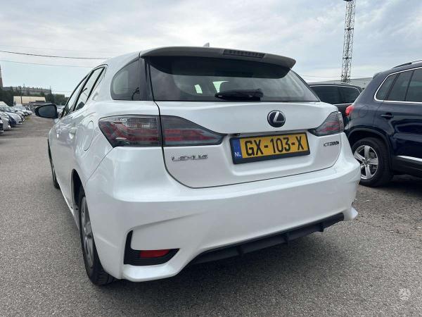 White Lexus CT 200h 2016 in Kaunas, with an engine capacity of 1.80 L and mileage of 183 thousand km for 9800 €, photo 10 on AUTOMOTO.COM.LV