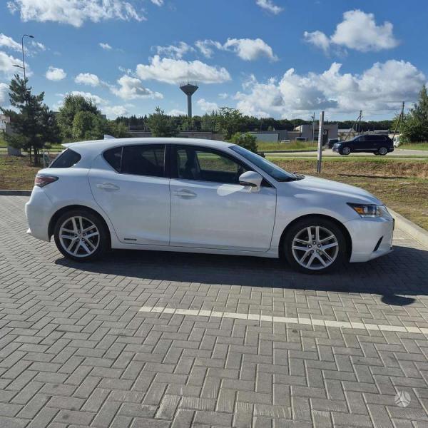 White Lexus CT 200h 2016 in Gargzdai, with an engine capacity of 1.80 L and mileage of 187 thousand km for 10999 €, photo 1 on AUTOMOTO.COM.LV
