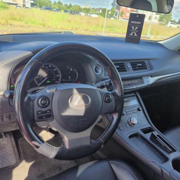 White Lexus CT 200h 2016 in Gargzdai, with an engine capacity of 1.80 L and mileage of 187 thousand km for 10999 €, photo 3 on AUTOMOTO.COM.LV