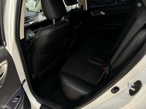 Balts Lexus CT 200h 2017 Viļņa, ar dzinēja tilpumu 1.80 L un nobraukumu 137 tūkst. km par 13900 €, foto 10 vietnē AUTOMOTO.COM.LV