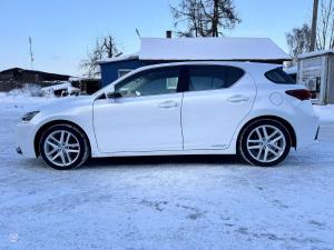 White Lexus CT 200h 2018 in Vilnius, with an engine capacity of 1.80 L and mileage of 96 thousand km for 14350 €, photo 5 on AUTOMOTO.COM.LV