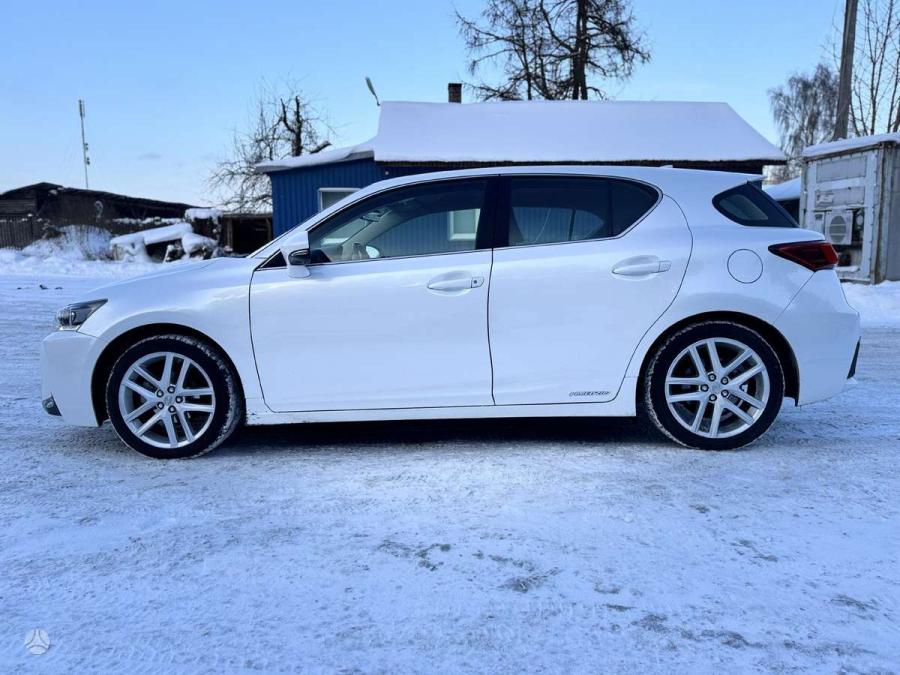 White Lexus CT 200h 2018 in Vilnius, with an engine capacity of 1.80 L and mileage of 96 thousand km for 14350 €, photo 5 on AUTOMOTO.COM.LV