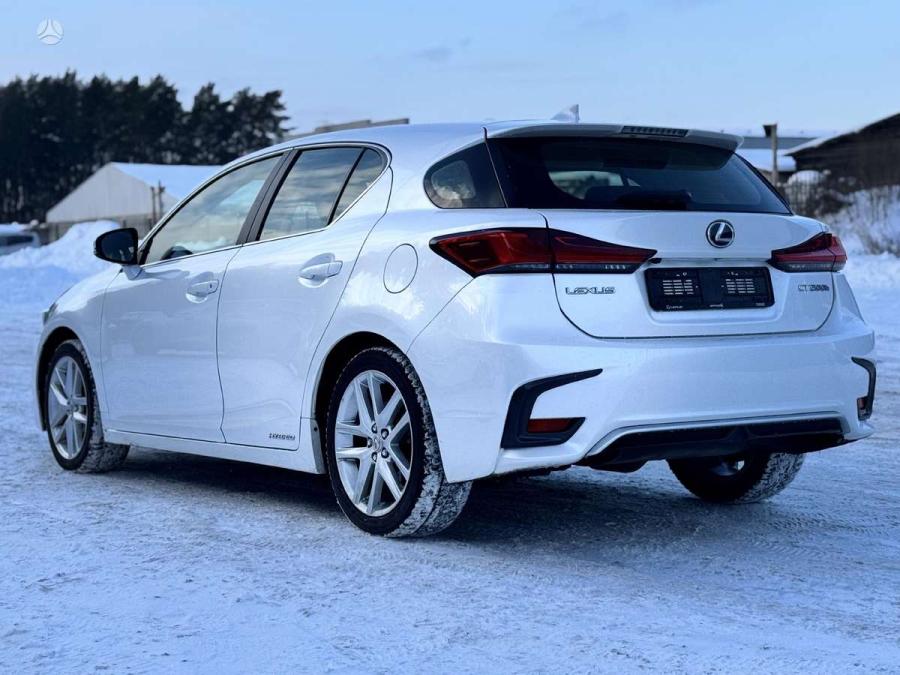 White Lexus CT 200h 2018 in Vilnius, with an engine capacity of 1.80 L and mileage of 96 thousand km for 14350 €, photo 7 on AUTOMOTO.COM.LV