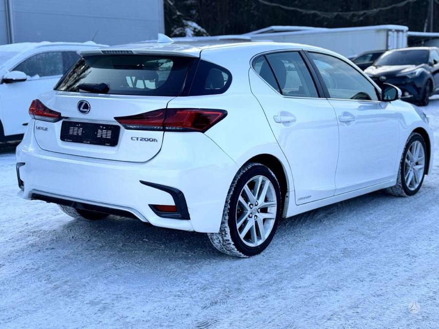 White Lexus CT 200h 2018 in Vilnius, with an engine capacity of 1.80 L and mileage of 96 thousand km for 14350 €, photo 9 on AUTOMOTO.COM.LV