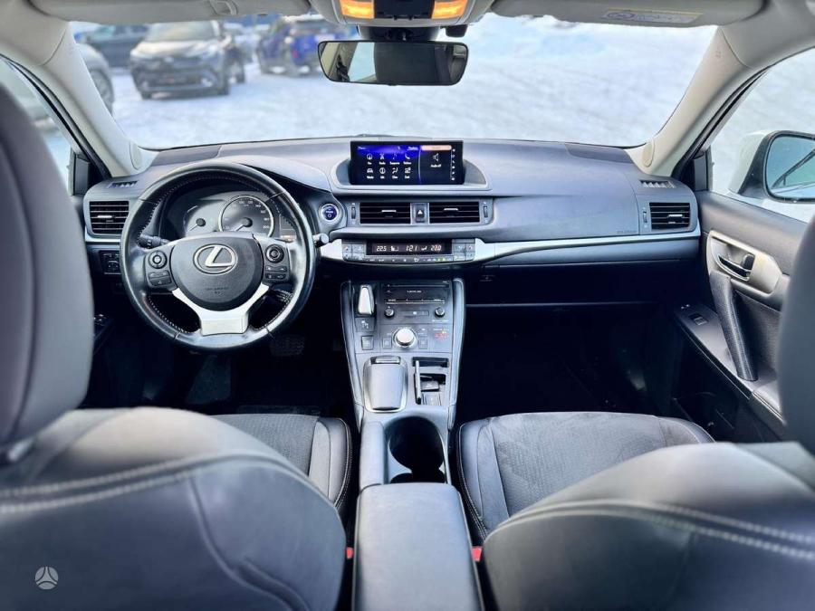 White Lexus CT 200h 2018 in Vilnius, with an engine capacity of 1.80 L and mileage of 96 thousand km for 14350 €, photo 10 on AUTOMOTO.COM.LV