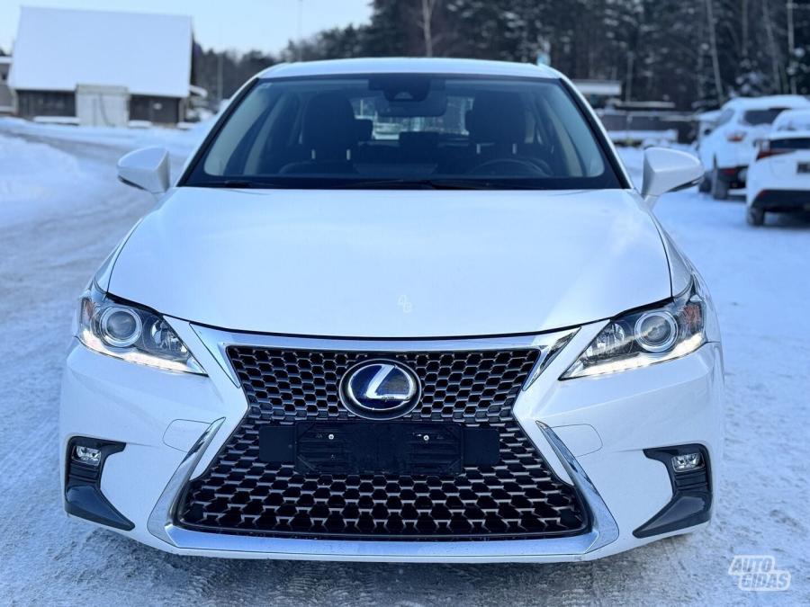 White Lexus CT 200h 2018 in Vilnius, with an engine capacity of 1.80 L and mileage of 96 thousand km for 14350 €, photo 2 on AUTOMOTO.COM.LV
