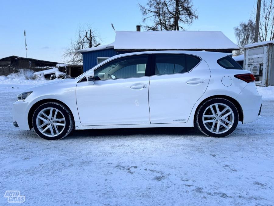 White Lexus CT 200h 2018 in Vilnius, with an engine capacity of 1.80 L and mileage of 96 thousand km for 14350 €, photo 4 on AUTOMOTO.COM.LV