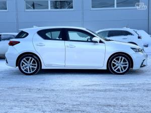 White Lexus CT 200h 2018 in Vilnius, with an engine capacity of 1.80 L and mileage of 96 thousand km for 14350 €, photo 9 on AUTOMOTO.COM.LV
