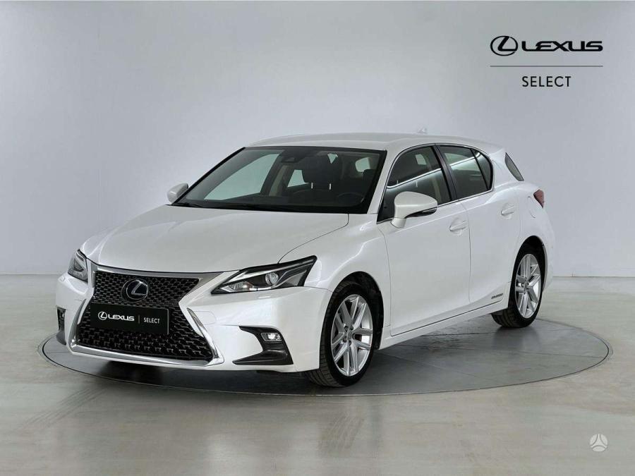 White Lexus CT 200h 2018 in Vilnius, with an engine capacity of 1.80 L and mileage of 124 thousand km for 17900 €, photo 1 on AUTOMOTO.COM.LV