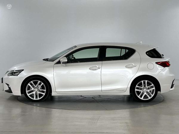 White Lexus CT 200h 2018 in Vilnius, with an engine capacity of 1.80 L and mileage of 124 thousand km for 17900 €, photo 3 on AUTOMOTO.COM.LV
