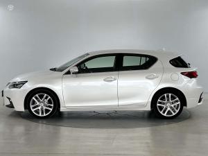 White Lexus CT 200h 2018 in Vilnius, with an engine capacity of 1.80 L and mileage of 124 thousand km for 17900 €, photo 4 on AUTOMOTO.COM.LV