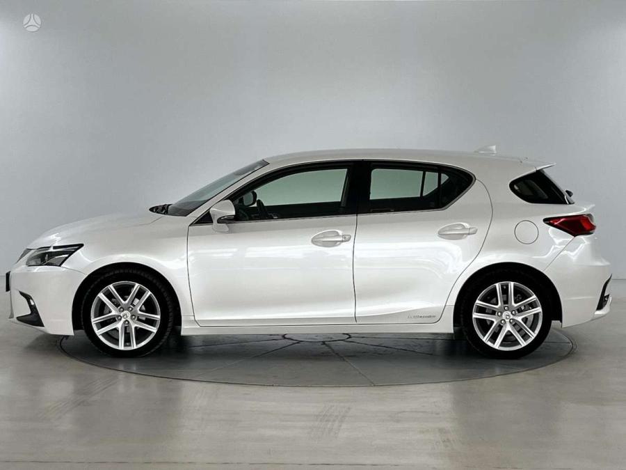 White Lexus CT 200h 2018 in Vilnius, with an engine capacity of 1.80 L and mileage of 124 thousand km for 17900 €, photo 4 on AUTOMOTO.COM.LV