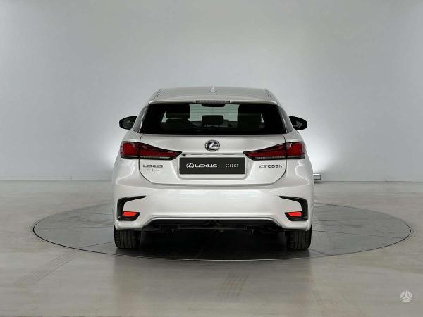 White Lexus CT 200h 2018 in Vilnius, with an engine capacity of 1.80 L and mileage of 124 thousand km for 17900 €, photo 4 on AUTOMOTO.COM.LV