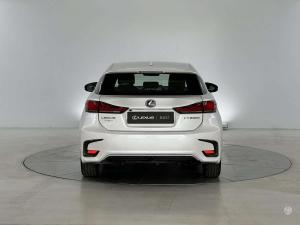 White Lexus CT 200h 2018 in Vilnius, with an engine capacity of 1.80 L and mileage of 124 thousand km for 17900 €, photo 5 on AUTOMOTO.COM.LV
