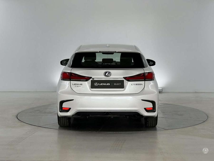 White Lexus CT 200h 2018 in Vilnius, with an engine capacity of 1.80 L and mileage of 124 thousand km for 17900 €, photo 5 on AUTOMOTO.COM.LV