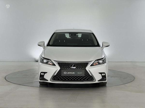 White Lexus CT 200h 2018 in Vilnius, with an engine capacity of 1.80 L and mileage of 124 thousand km for 17900 €, photo 5 on AUTOMOTO.COM.LV