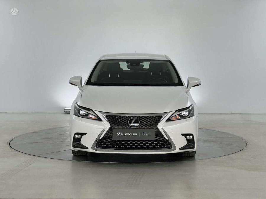 White Lexus CT 200h 2018 in Vilnius, with an engine capacity of 1.80 L and mileage of 124 thousand km for 17900 €, photo 6 on AUTOMOTO.COM.LV