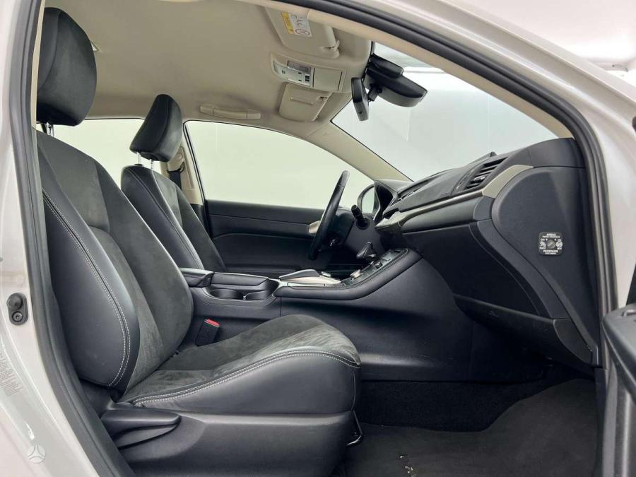 White Lexus CT 200h 2018 in Vilnius, with an engine capacity of 1.80 L and mileage of 124 thousand km for 17900 €, photo 7 on AUTOMOTO.COM.LV