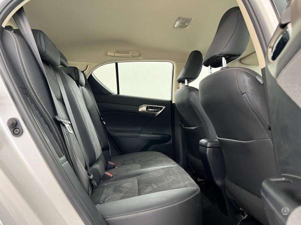 White Lexus CT 200h 2018 in Vilnius, with an engine capacity of 1.80 L and mileage of 124 thousand km for 17900 €, photo 7 on AUTOMOTO.COM.LV