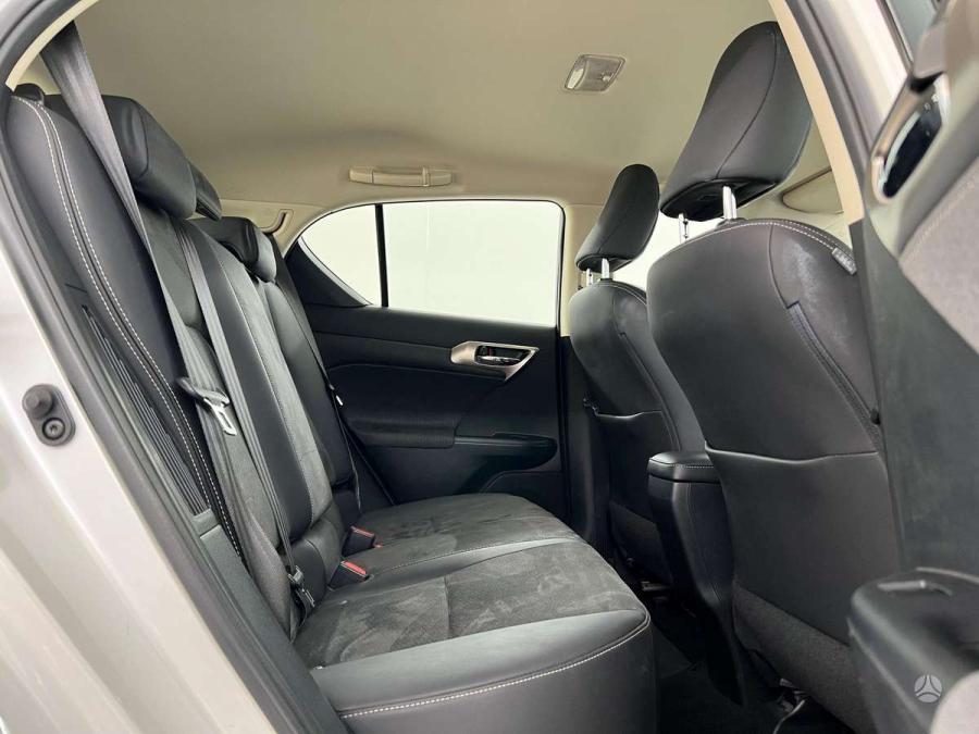 White Lexus CT 200h 2018 in Vilnius, with an engine capacity of 1.80 L and mileage of 124 thousand km for 17900 €, photo 8 on AUTOMOTO.COM.LV