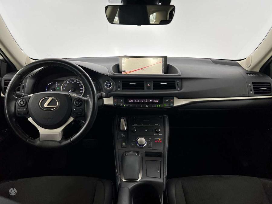 White Lexus CT 200h 2018 in Vilnius, with an engine capacity of 1.80 L and mileage of 124 thousand km for 17900 €, photo 9 on AUTOMOTO.COM.LV