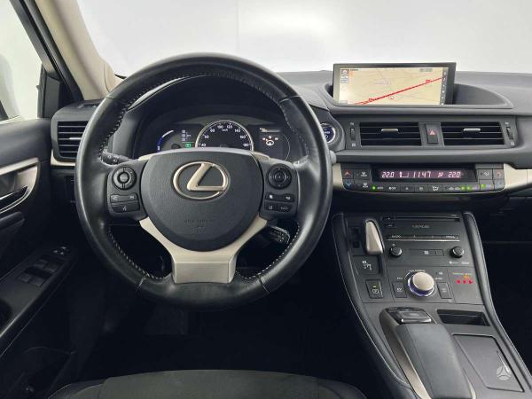 White Lexus CT 200h 2018 in Vilnius, with an engine capacity of 1.80 L and mileage of 124 thousand km for 17900 €, photo 9 on AUTOMOTO.COM.LV