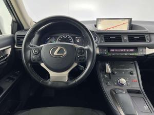 White Lexus CT 200h 2018 in Vilnius, with an engine capacity of 1.80 L and mileage of 124 thousand km for 17900 €, photo 10 on AUTOMOTO.COM.LV