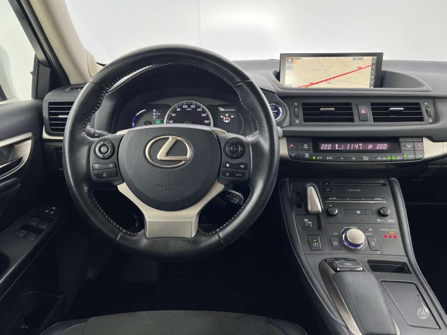 White Lexus CT 200h 2018 in Vilnius, with an engine capacity of 1.80 L and mileage of 124 thousand km for 17900 €, photo 10 on AUTOMOTO.COM.LV