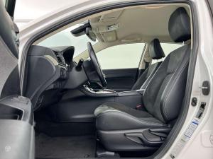 White Lexus CT 200h 2018 in Vilnius, with an engine capacity of 1.80 L and mileage of 124 thousand km for 17900 €, photo 12 on AUTOMOTO.COM.LV