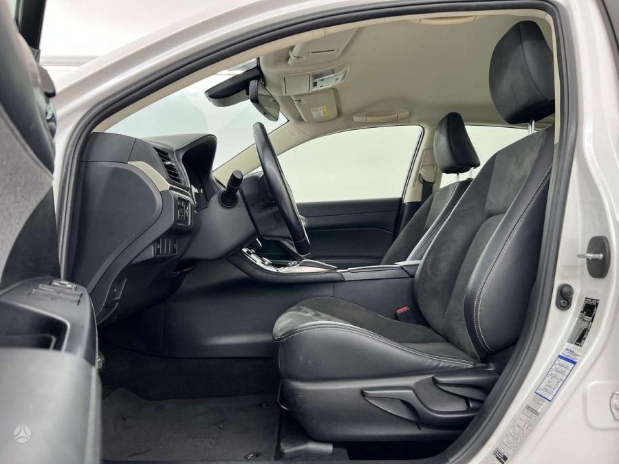 White Lexus CT 200h 2018 in Vilnius, with an engine capacity of 1.80 L and mileage of 124 thousand km for 17900 €, photo 12 on AUTOMOTO.COM.LV