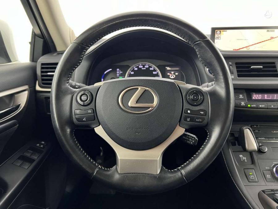 White Lexus CT 200h 2018 in Vilnius, with an engine capacity of 1.80 L and mileage of 124 thousand km for 17900 €, photo 13 on AUTOMOTO.COM.LV