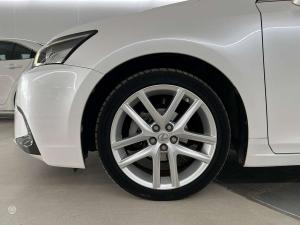 White Lexus CT 200h 2018 in Vilnius, with an engine capacity of 1.80 L and mileage of 124 thousand km for 17900 €, photo 14 on AUTOMOTO.COM.LV