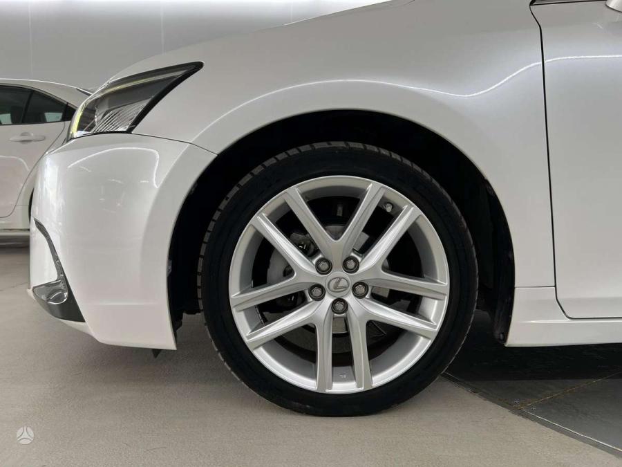 White Lexus CT 200h 2018 in Vilnius, with an engine capacity of 1.80 L and mileage of 124 thousand km for 17900 €, photo 14 on AUTOMOTO.COM.LV