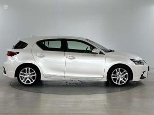 White Lexus CT 200h 2018 in Vilnius, with an engine capacity of 1.80 L and mileage of 124 thousand km for 17900 €, photo 15 on AUTOMOTO.COM.LV