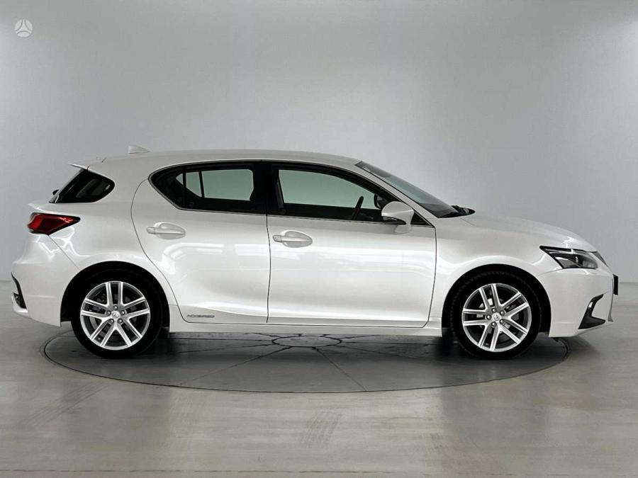 White Lexus CT 200h 2018 in Vilnius, with an engine capacity of 1.80 L and mileage of 124 thousand km for 17900 €, photo 15 on AUTOMOTO.COM.LV