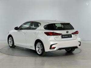 White Lexus CT 200h 2018 in Vilnius, with an engine capacity of 1.80 L and mileage of 124 thousand km for 17900 €, photo 16 on AUTOMOTO.COM.LV