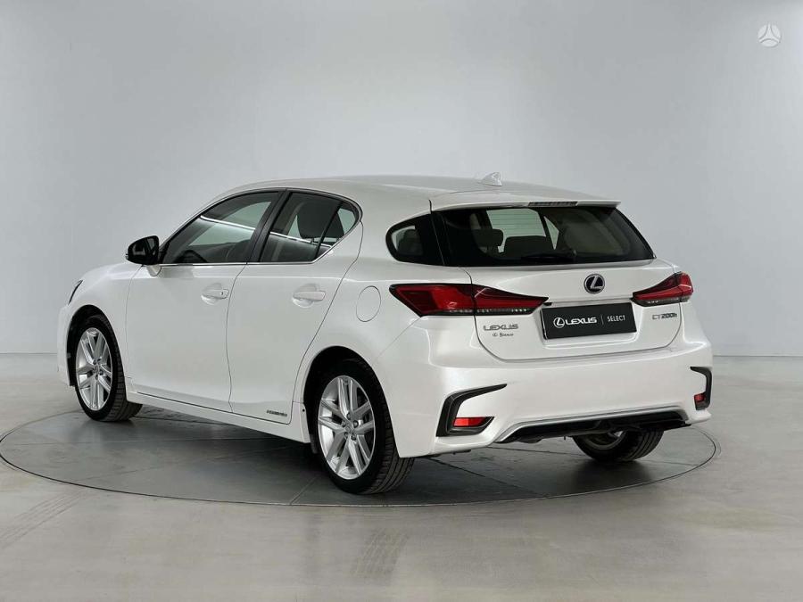 White Lexus CT 200h 2018 in Vilnius, with an engine capacity of 1.80 L and mileage of 124 thousand km for 17900 €, photo 16 on AUTOMOTO.COM.LV