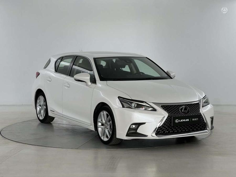 White Lexus CT 200h 2018 in Vilnius, with an engine capacity of 1.80 L and mileage of 124 thousand km for 17900 €, photo 17 on AUTOMOTO.COM.LV