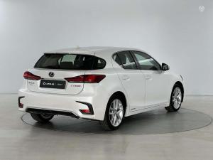 White Lexus CT 200h 2018 in Vilnius, with an engine capacity of 1.80 L and mileage of 124 thousand km for 17900 €, photo 19 on AUTOMOTO.COM.LV