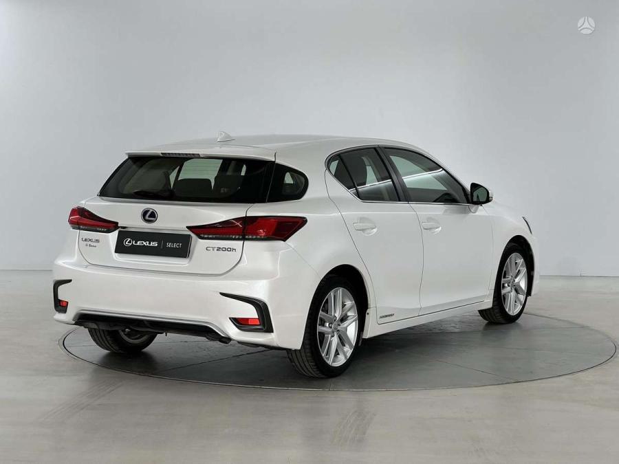 White Lexus CT 200h 2018 in Vilnius, with an engine capacity of 1.80 L and mileage of 124 thousand km for 17900 €, photo 19 on AUTOMOTO.COM.LV